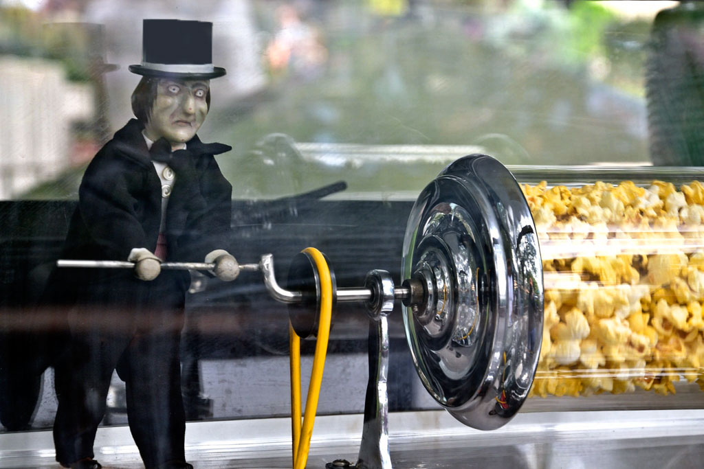 Disneyland Popcorn Turners or "Popcorn People" - DizBuff.com