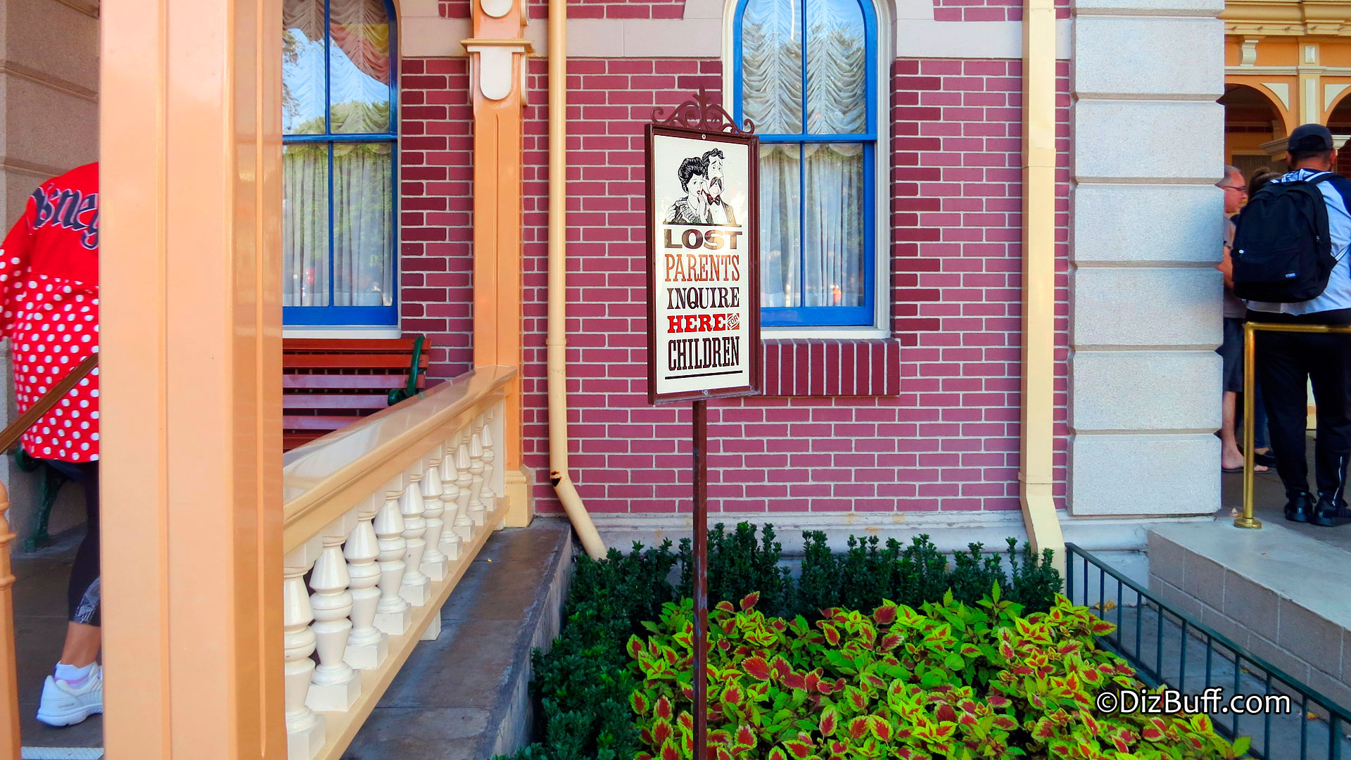 Disneyland Lost Parents Sign - DizBuff.com