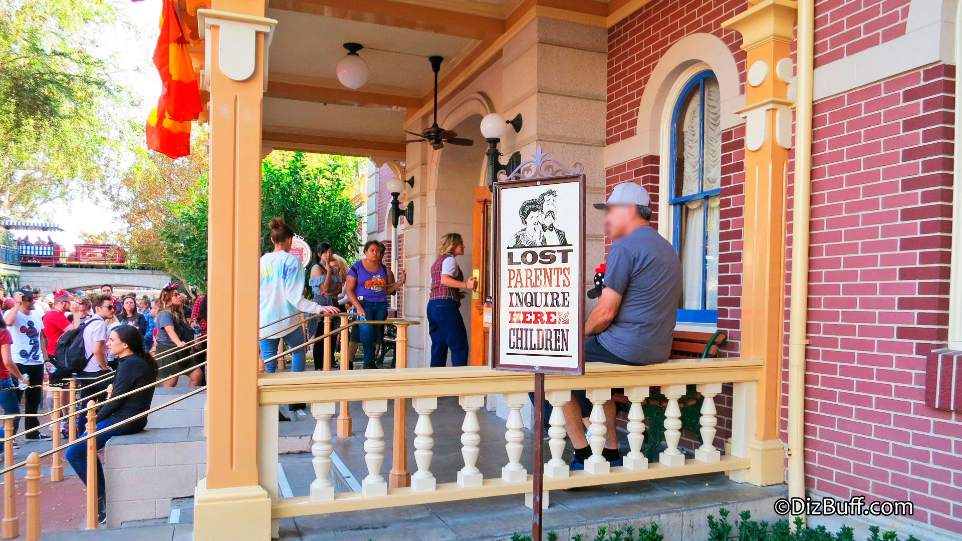 Disneyland Lost Parents Sign - DizBuff.com