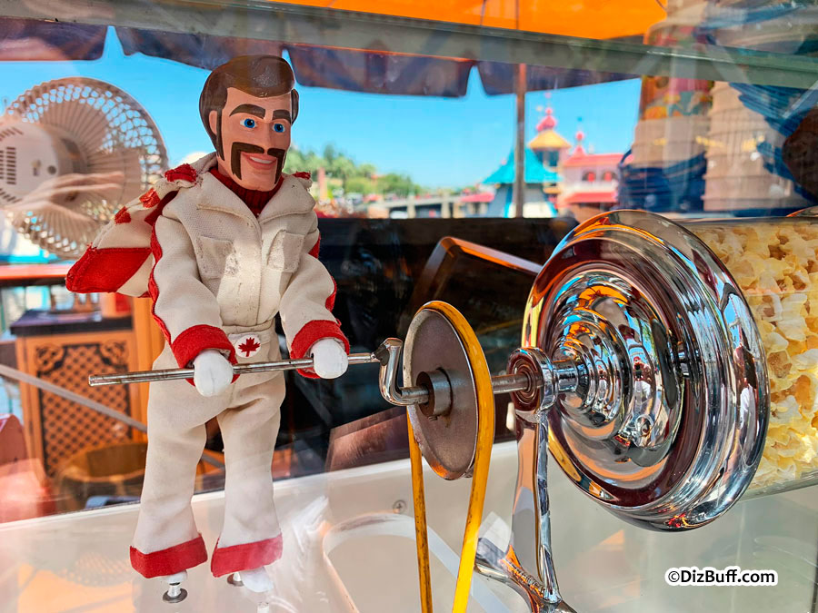 Disneyland Popcorn Turners or "Popcorn People" - DizBuff.com